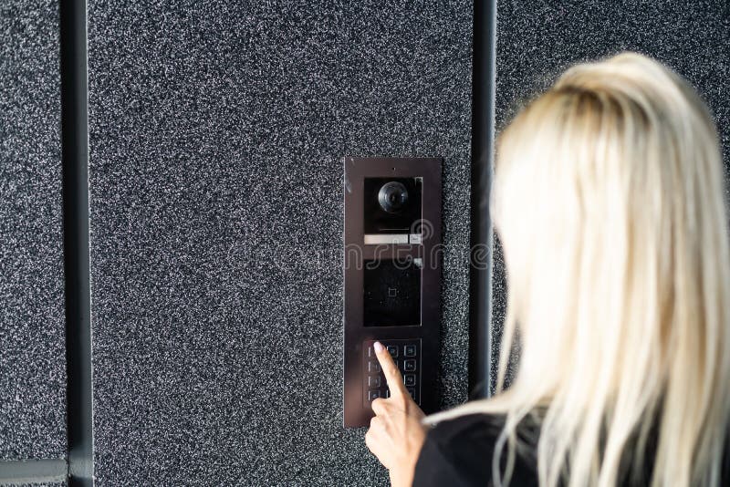 Mujer Feliz Llamando a Timbre En La Entrada Del Edificio. Usar Intercom ... Mujer Feliz Llamando a Timbre En La Entrada Del Edificio. Usar Intercom ...