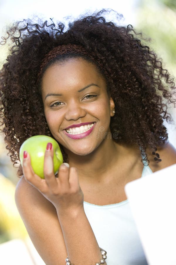 Mujer Feliz Que Sostiene Apple Verde Imagen de archivo - Imagen de ...