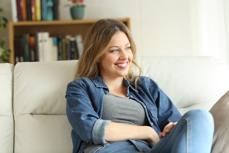 Relajado Feliz Mujer Expectante En Negro Ropa Deportiva Sentarse En El ...