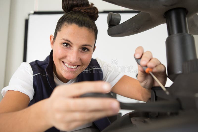 Mujer Feliz Reparando Silla Foto de archivo - Imagen de equipo, silla ...