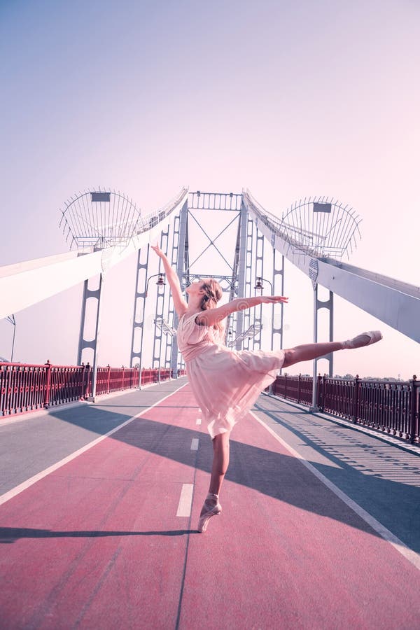 Baile Flexible Joven De La Bailarina En Un Puente Foto De Archivo