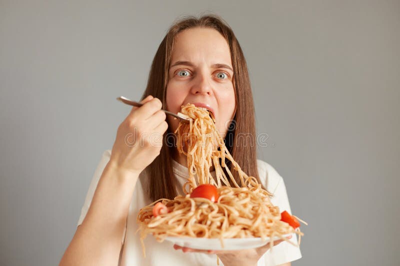 Mujer Hambrienta Con Camiseta Blanca Comiendo Deliciosos Espagueti Cenando O Cenando De Pie Con
