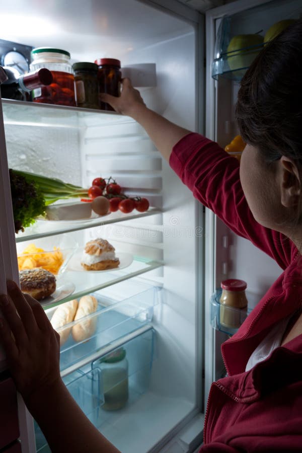 Mujer Hambrienta Que Elige La Comida Imagen de archivo - Imagen de ...