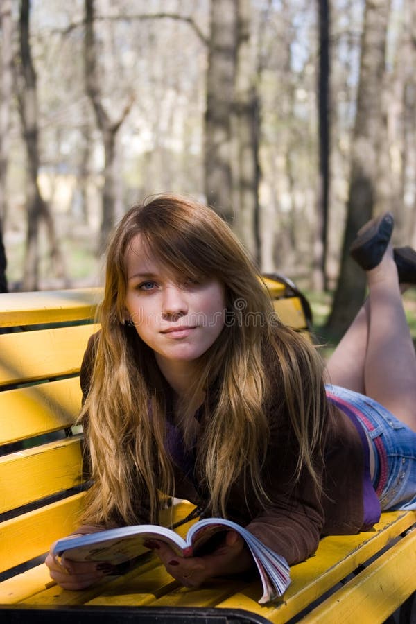 Mujer Hermosa Con El Compartimiento Foto de archivo - Imagen de ocio ...