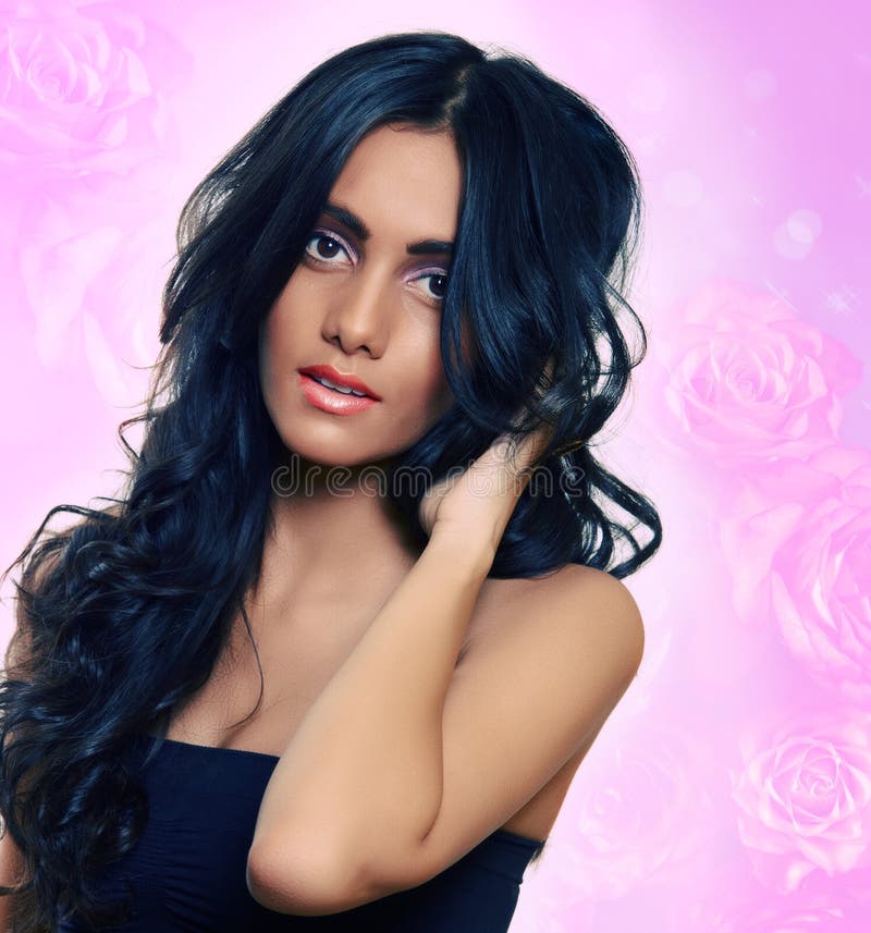 Mujer Hermosa Con El Pelo Rizado Negro Largo Stock de ilustración ...