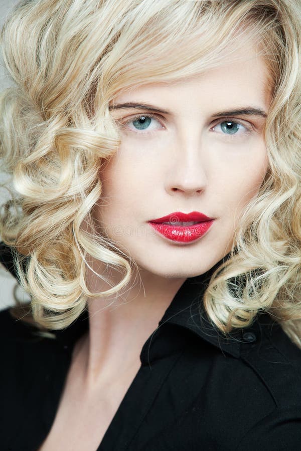 Mujer Hermosa Con El Pelo Rubio Rizado Largo. Imagen de archivo ...