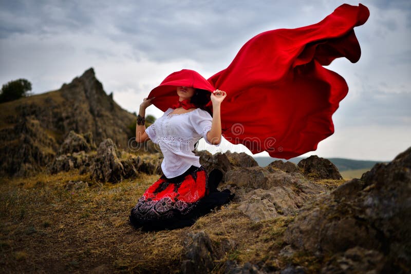 Mujer Hermosa Con La Capa Y La Linterna Rojas En El Bosque Imagen de ...