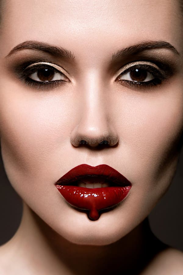 Muchacha Hermosa Con Los Clavos Largos Y Los Labios Sensuales Foto de ...