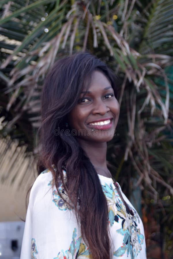 Mujer hermosa de Senegal fotografía editorial. Imagen de africano ...