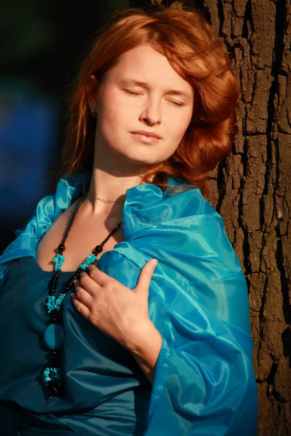 Mujer hermosa en azul foto de archivo. Imagen de exterior - 13466486