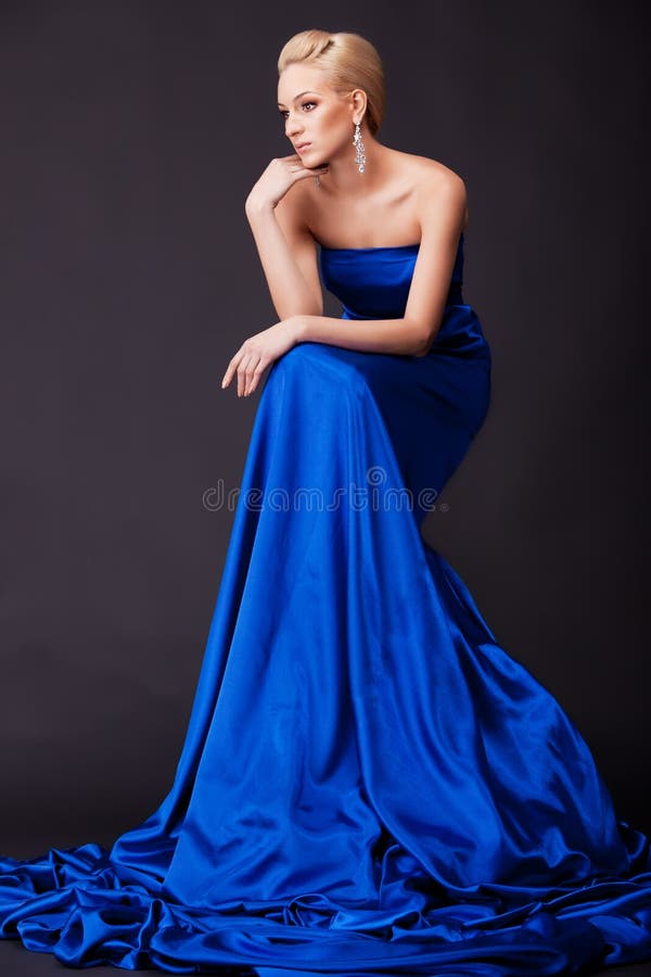 Mujer hermosa en azul foto de archivo. Imagen de elegancia - 17903856