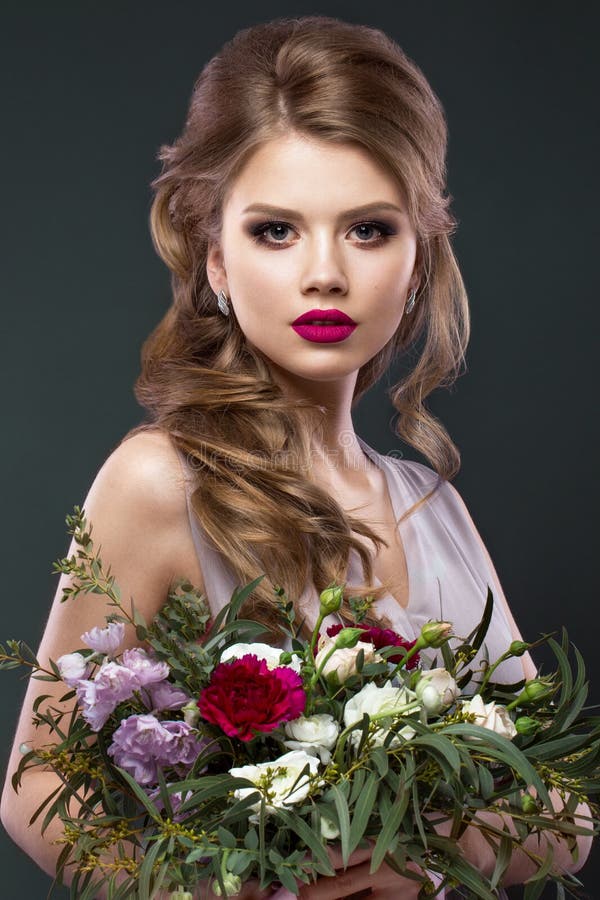 Mujer Hermosa En La Imagen De La Novia Con Las Flores Cara Y Peinado De La Belleza Imagen De