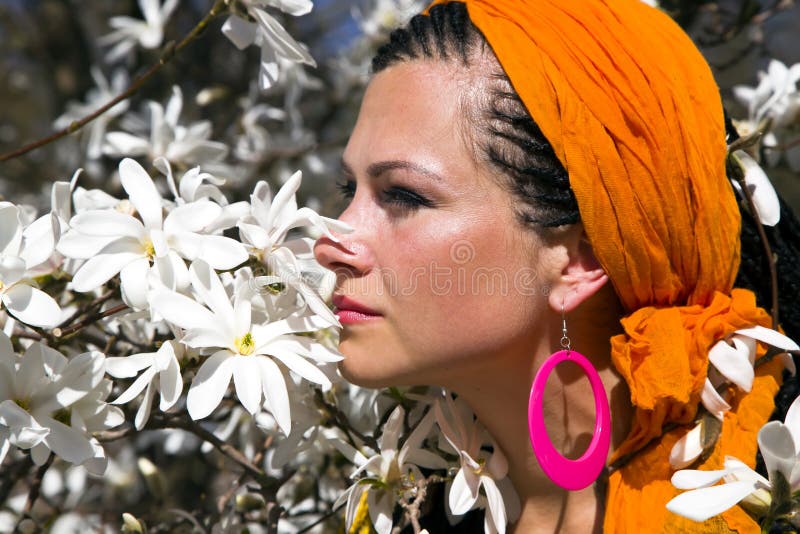 Mujer Hermosa Entre De Magnolia Imagen de archivo - Imagen de lindo ...