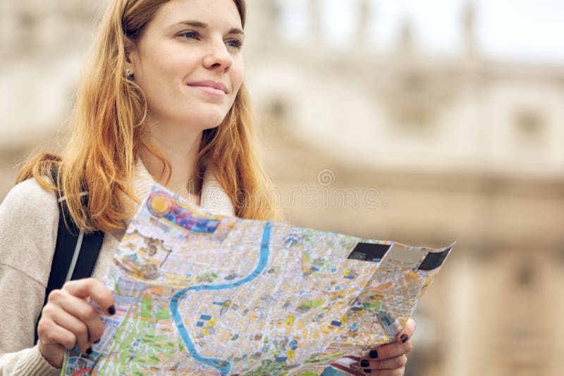 Mujer Hermosa Joven Con El Mapa Foto de archivo - Imagen de turista ...
