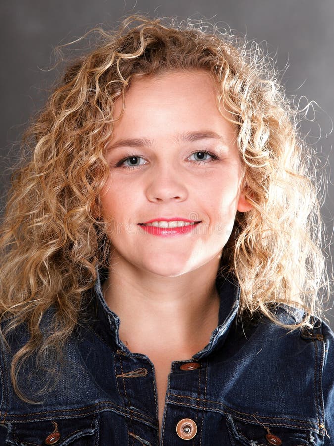 Mujer Hermosa Joven Con El Pelo Rubio Rizado Largo Imagen de archivo ...