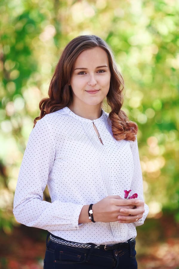 Mujer Hermosa Joven Muchacha Sonriente Del Adolescente De La Belleza En Parque Del Otoño Foto De