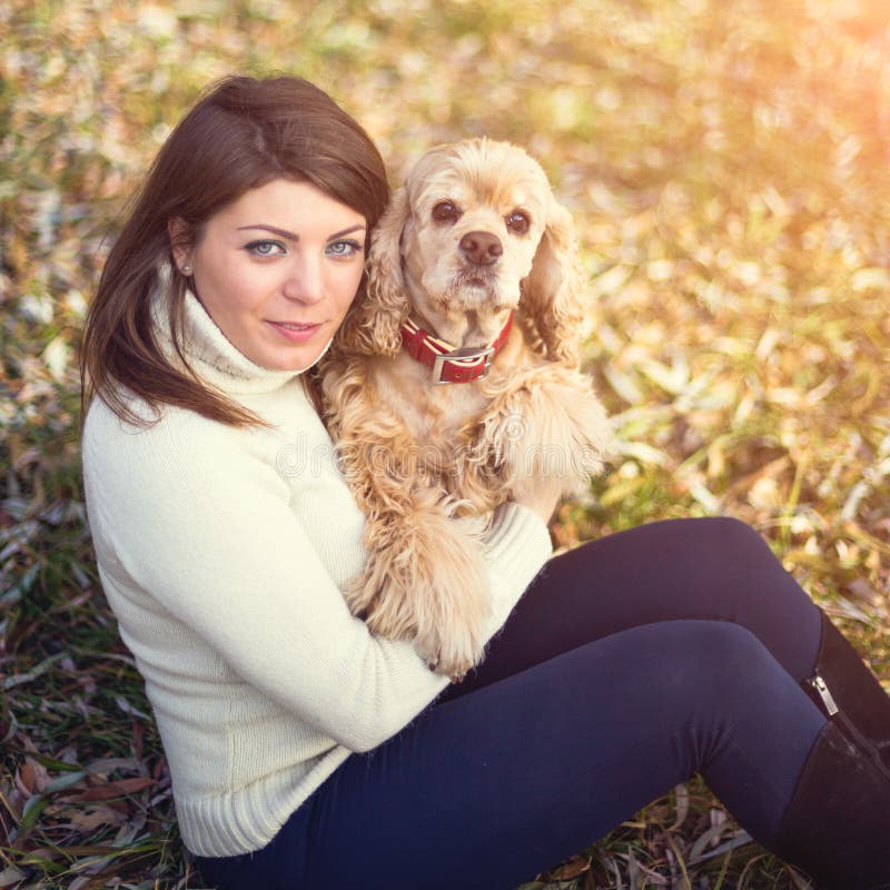 Mujer Hermosa Joven Y Su Perro (cocker Americano Imagen de archivo ...