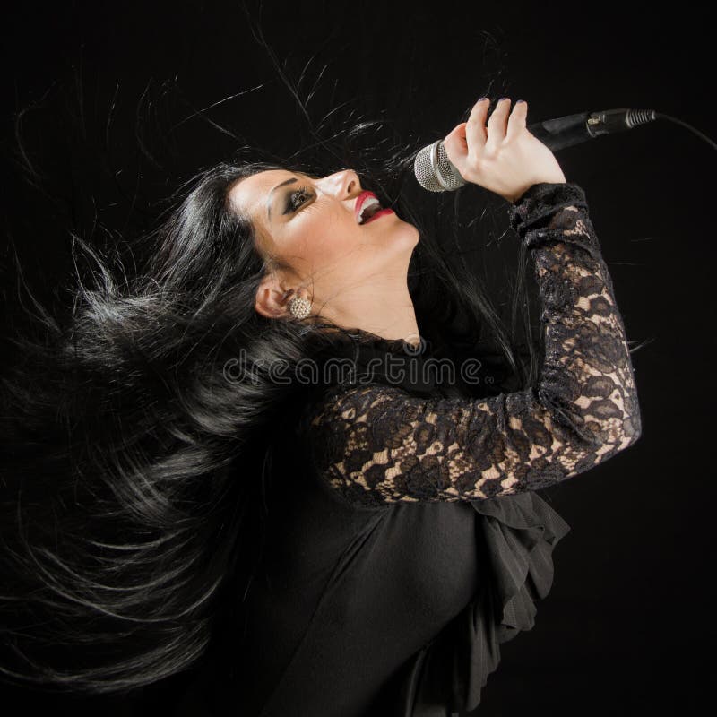 Mujer Hermosa Que Canta Con El Micrófono Foto de archivo - Imagen de ...