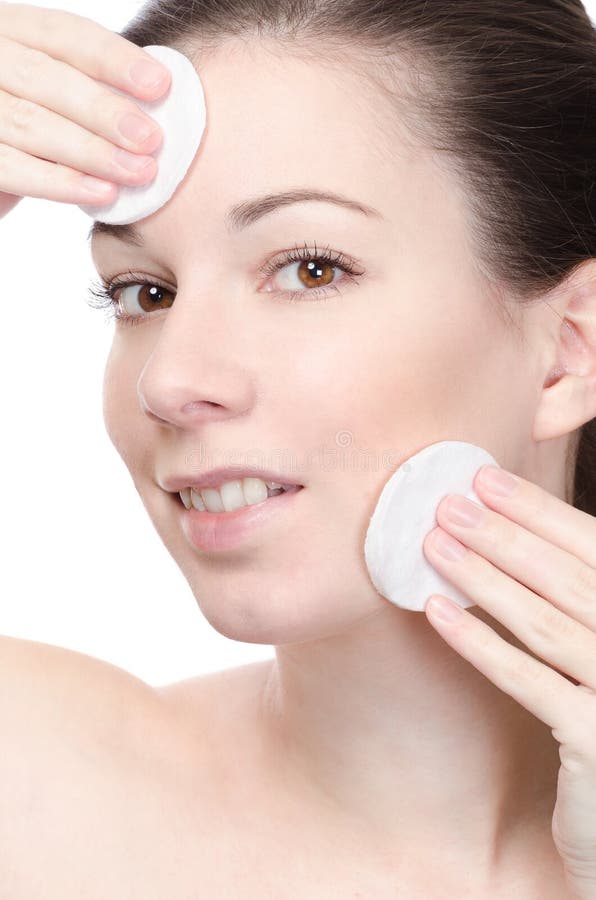 Mujer Hermosa Que Limpia Su Cara Foto de archivo - Imagen de lifestyle ...