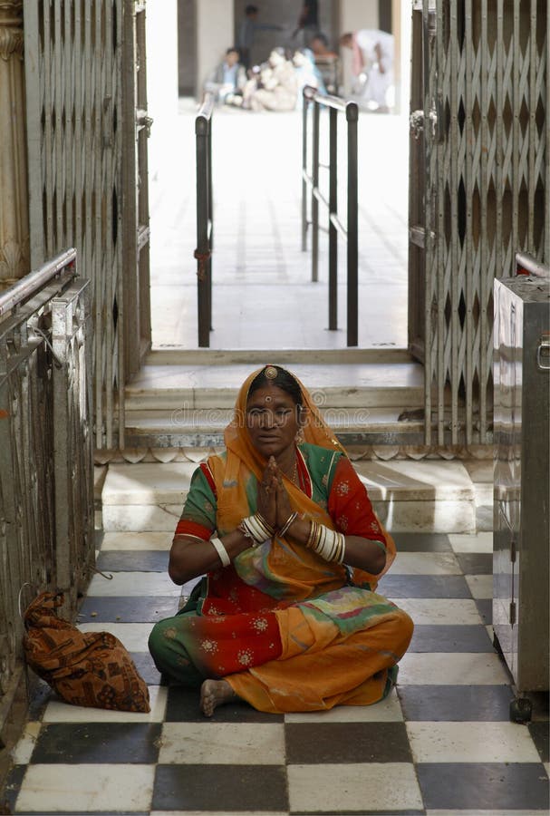 Mujer hindú imagen editorial. Imagen de alineada, legua - 19384785
