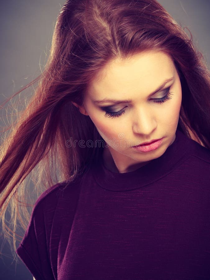 Mujer Imponente Atractiva Con El Pelo Que Agita Foto de archivo ...