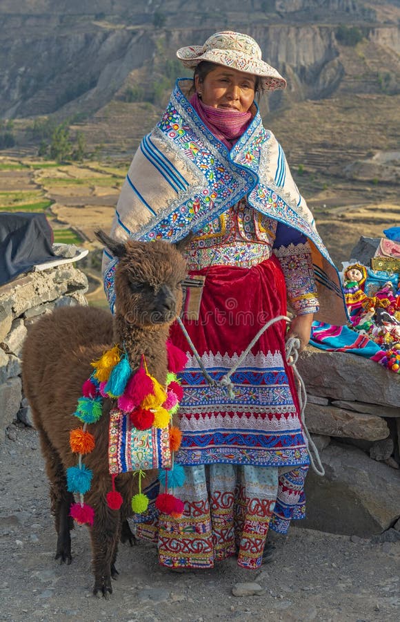 La Mujer Indígena Peruana Está Tejiendo Una Alfombra Foto de archivo ...