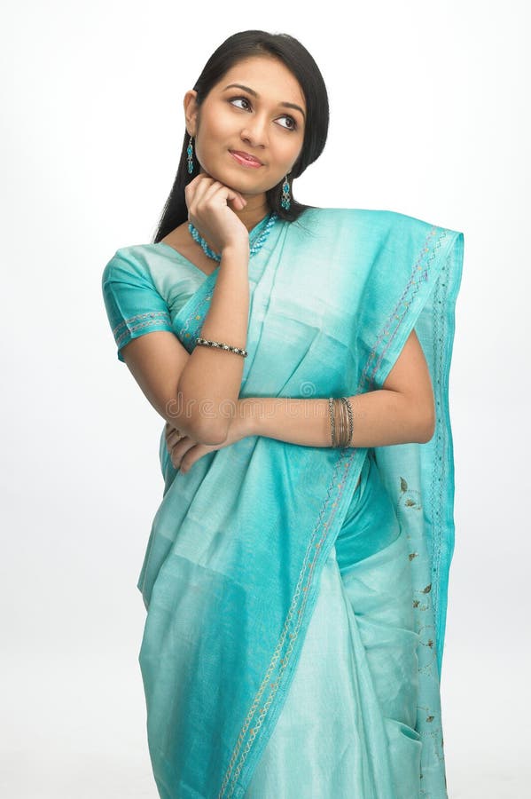 Mujer India En Sari Con La Expresión De Pensamiento Imagen De Archivo Imagen De Cara Ropas