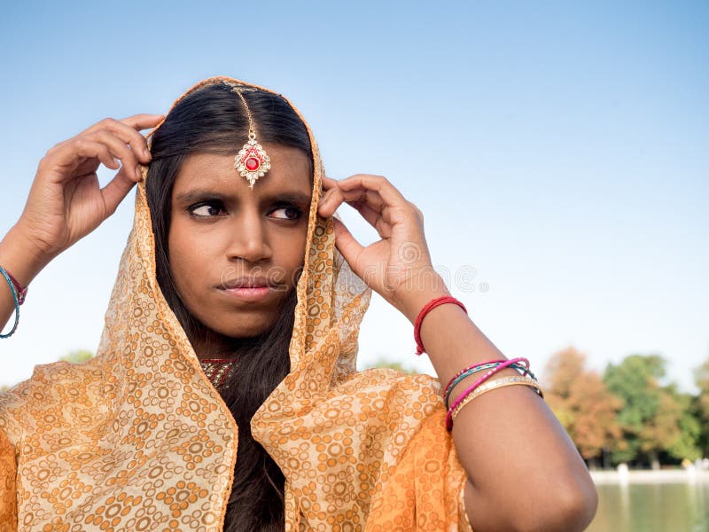Mujer India Joven Tradicional Que Pone En Una Sari Foto de archivo ...