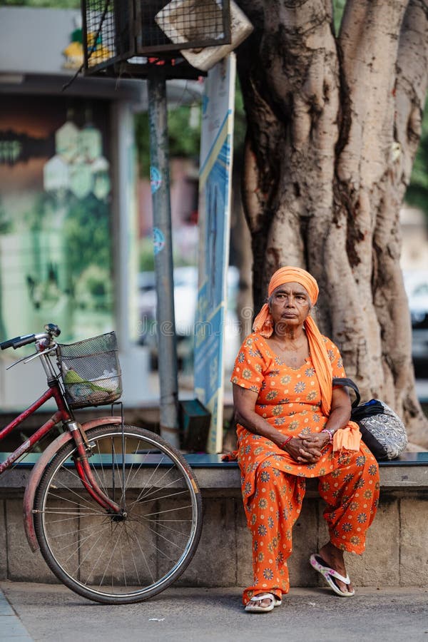 Mujer Sentada En La Roca En El Templo Petra De Nabataean Imagen ...