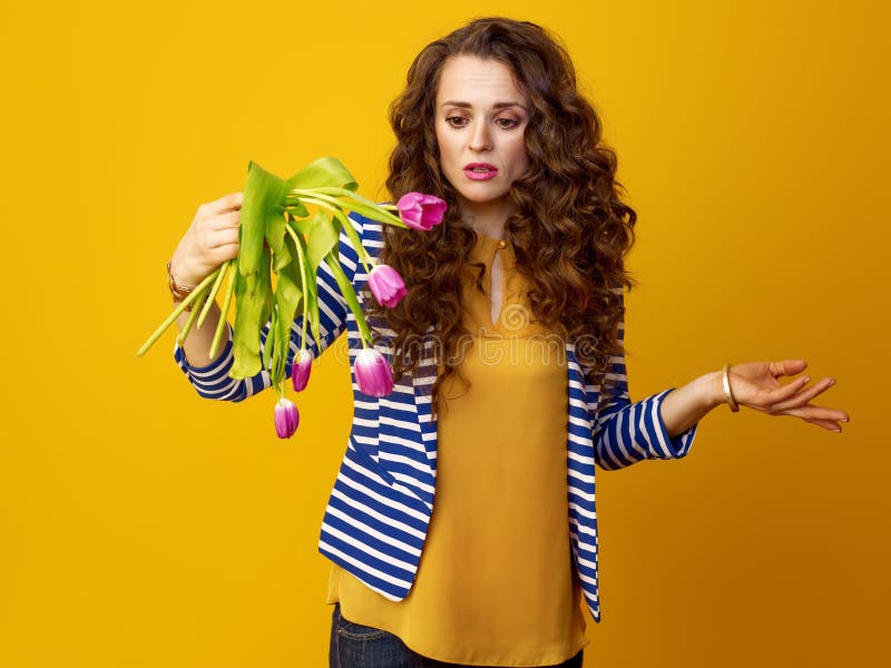 Mujer Indignada Aislada En Amarillo Con Las Flores Marchitadas Imagen ...