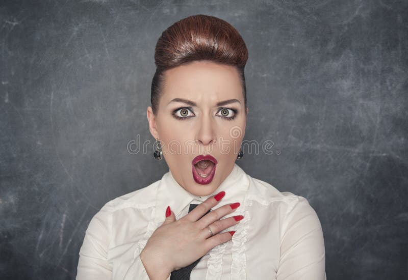 Mujer Indignada Aislada En Amarillo Con Las Flores Marchitadas Imagen ...