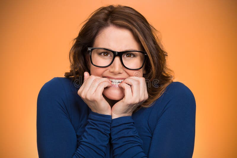 Mujer Insegura Que Mira Película Asustadiza Solamente Mujer ...