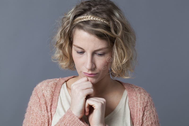 Mujer Introvertida 20s Que Busca Para Las Nuevas Ideas Foto de archivo ...