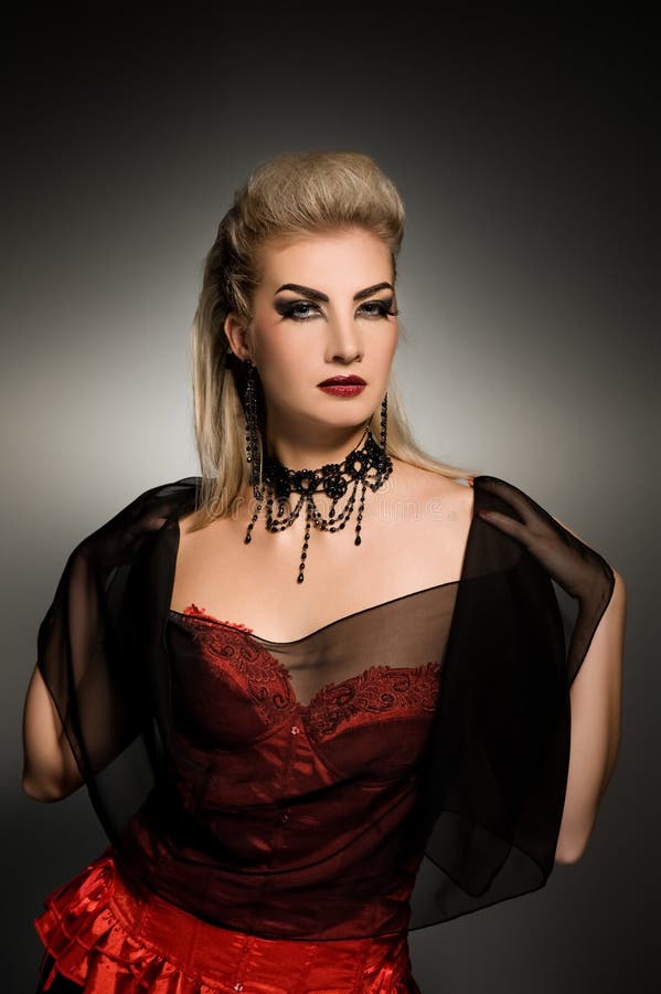 Mujer joven voluptuosa imagen de archivo. Imagen de retrato - 4017407