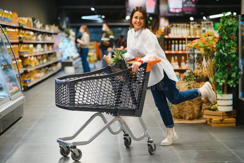 Mujer Joven Comprando En El Supermercado Foto de archivo - Imagen de ...