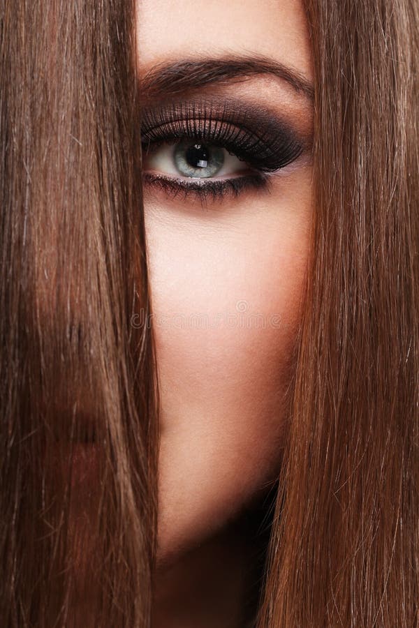 Mujer Joven Con El Pelo Hermoso Imagen de archivo - Imagen de fondo ...