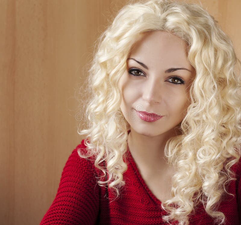 Mujer rubia rizada foto de archivo. Imagen de manera - 113780212