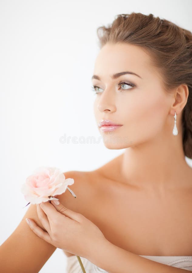 Mujer Joven Con La Flor Color De Rosa Imagen de archivo - Imagen de ...