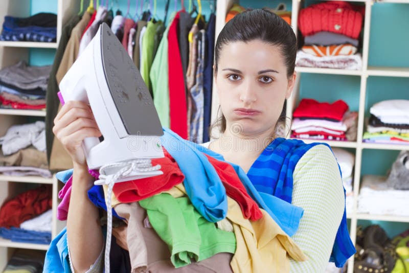 Mujer joven con ropa foto de archivo. Imagen de housework - 5080696
