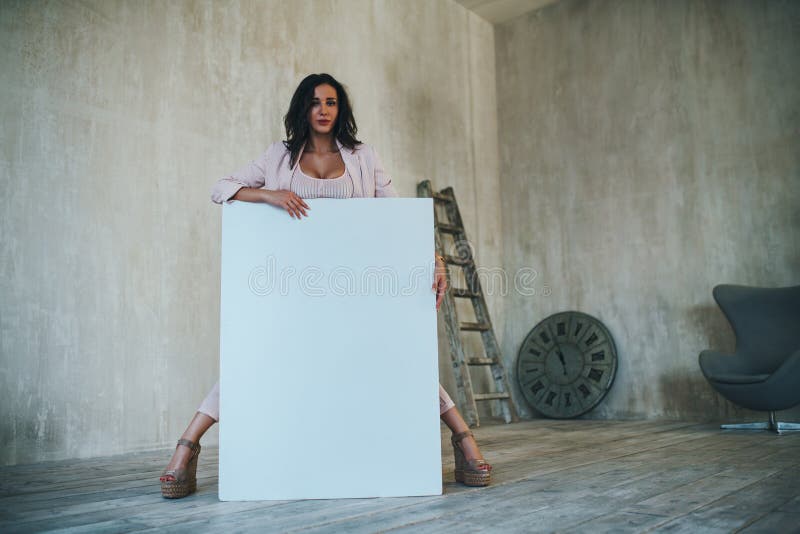 Mujer Joven Con Tabla En Blanco Foto de archivo - Imagen de calma ...