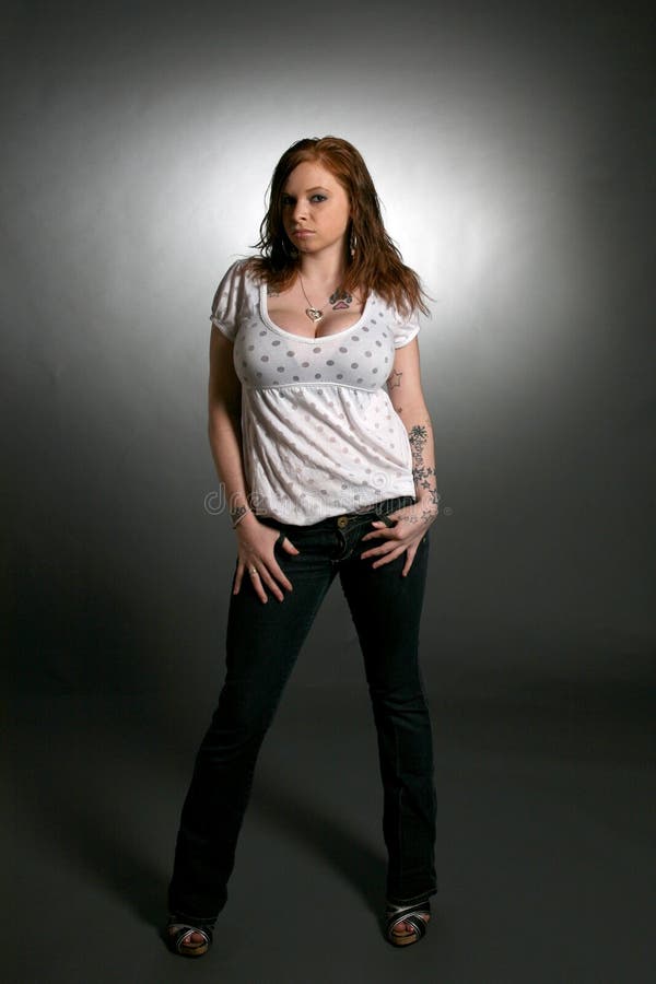 Mujer Joven Descarada Con El Tatuaje Foto de archivo - Imagen de estilo ...