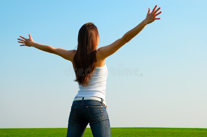 Mujer Joven Despreocupada En Parque Foto de archivo - Imagen de ...