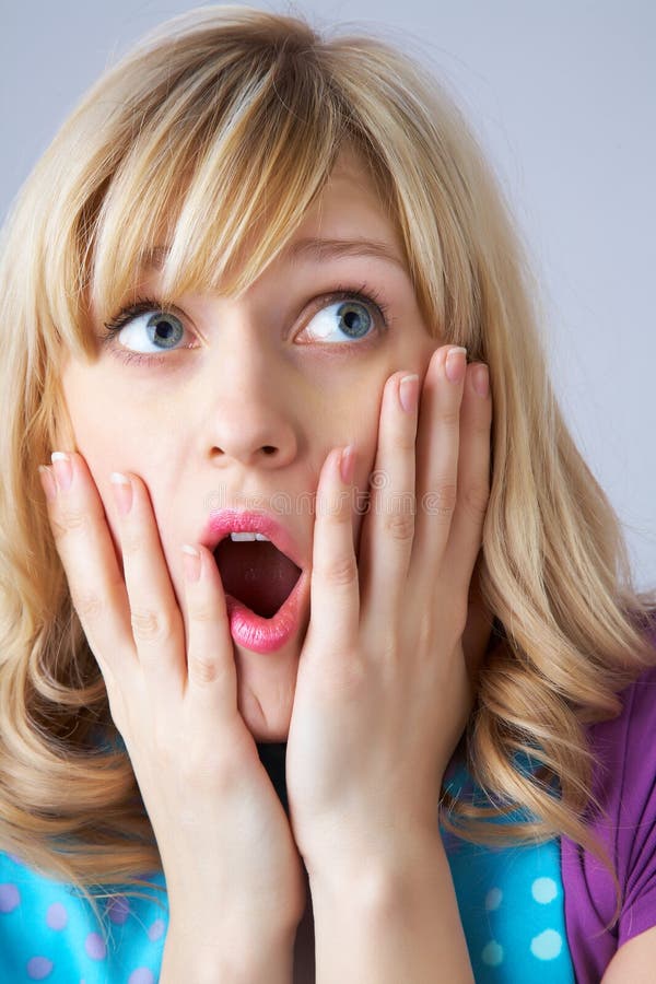 Mujer joven emocionada foto de archivo. Imagen de ocasional - 26615556