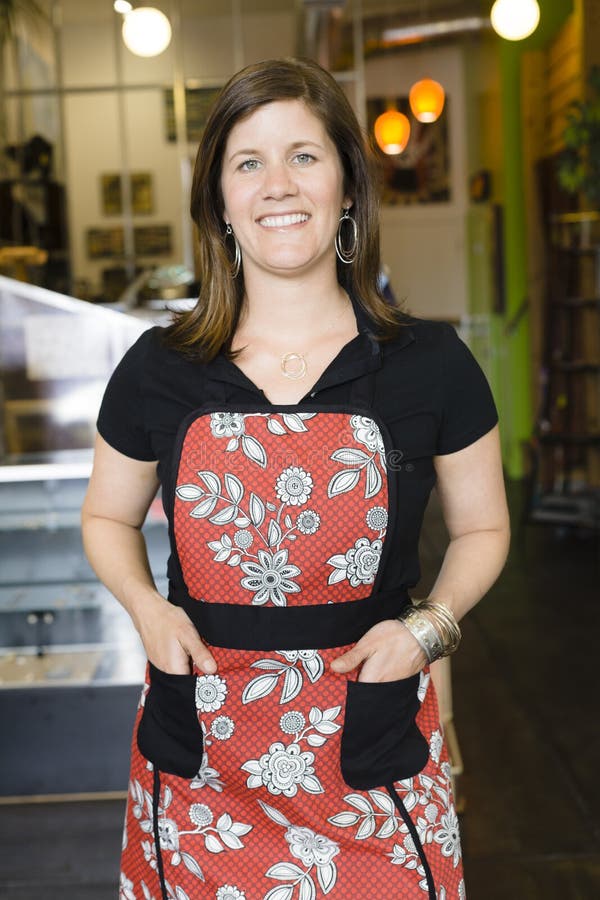 Mujer joven en delantal imagen de archivo. Imagen de toposo - 14687897