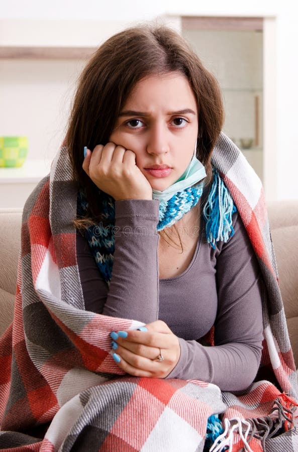 Mujer Joven Enferma Que Sufre En Casa Imagen de archivo - Imagen de ...