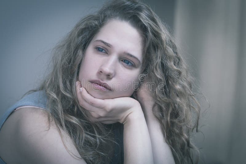 Chica Joven Exasperada Que Cubre Su Boca Con Su Mano Imagen de archivo ...