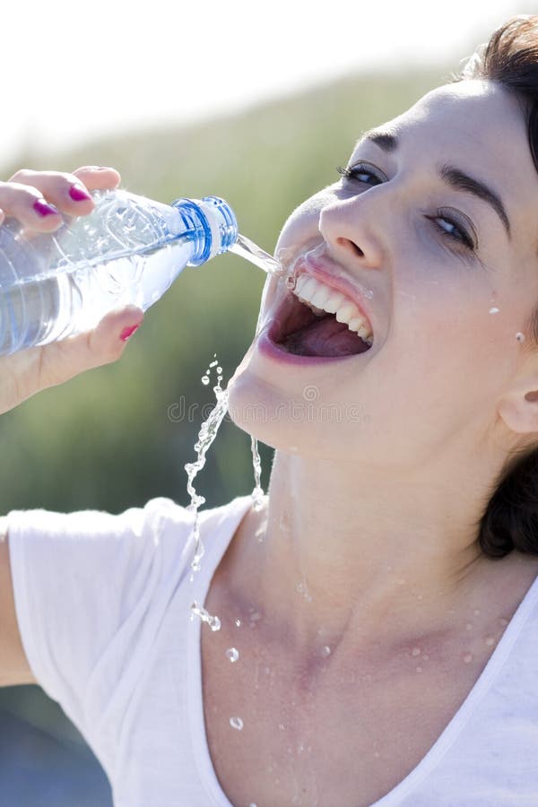 Mujer Joven Hermosa Sedienta Imagen de archivo - Imagen de almuerzo ...