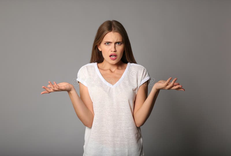 Mujer Joven Indignada En Fondo Del Color Imagen de archivo - Imagen de ...
