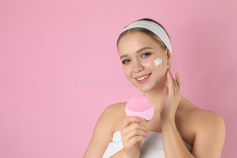 Mujer Joven Lavando La Cara Con Cepillo Y Espuma En Fondo Rosa Espacio