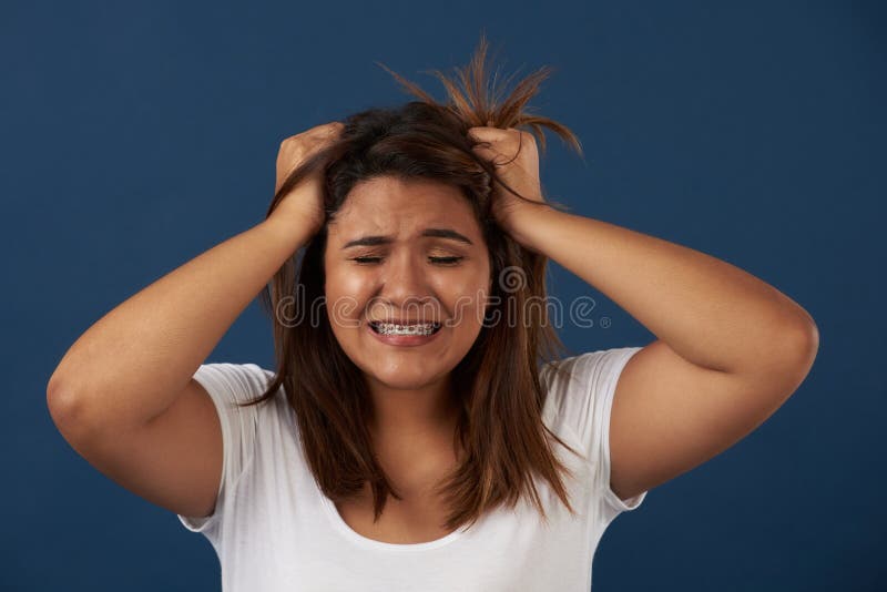 Mujer joven molesta imagen de archivo. Imagen de hispanico - 156180473